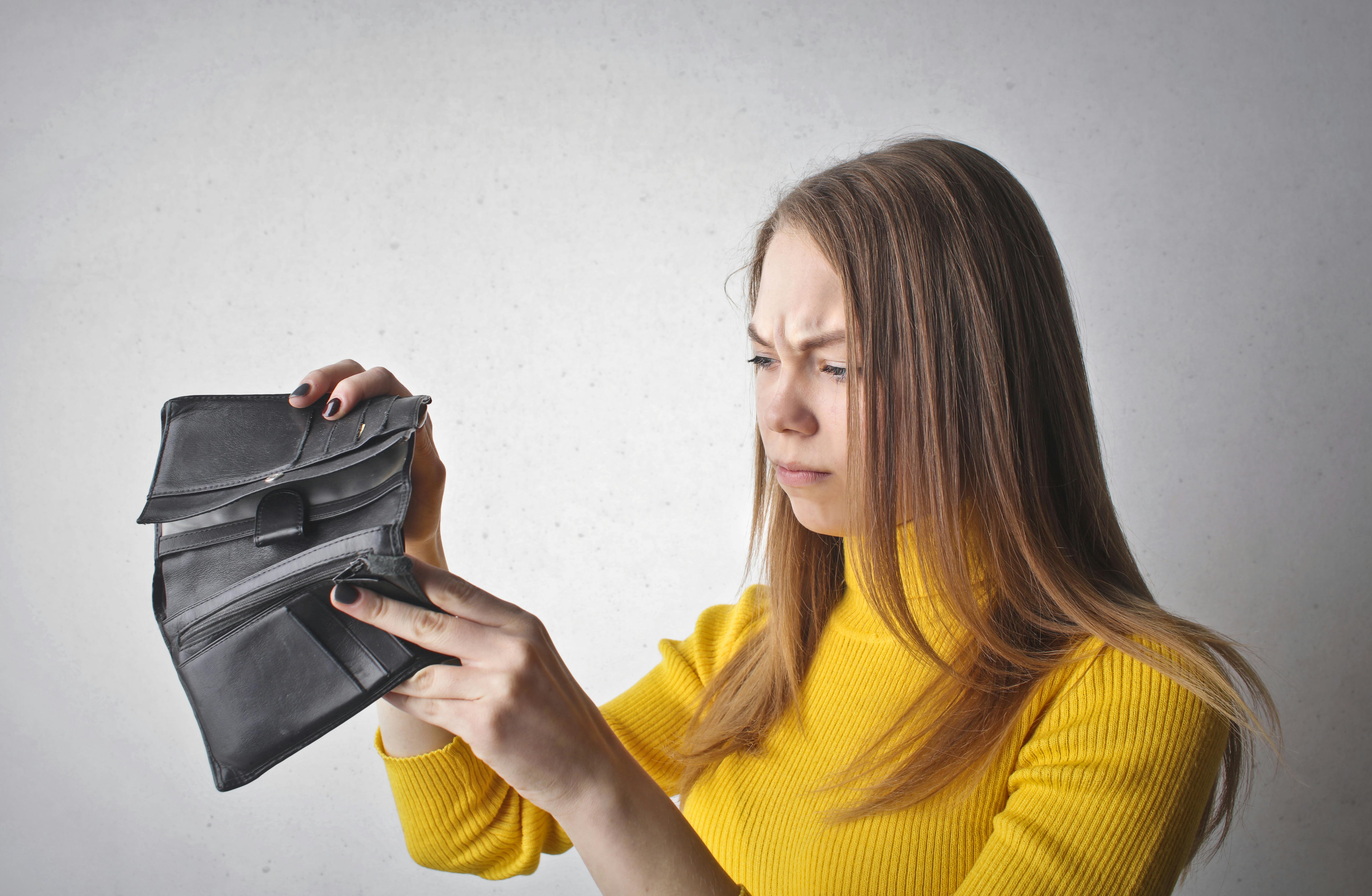 Mengenal Apa Itu Doom Spending dan Efeknya Buat Gen Z - Ruang meNYALA